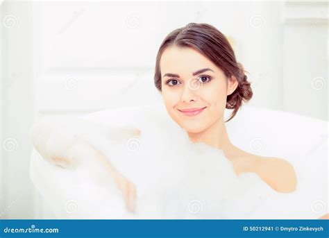 Bella Giovane Donna Che Prende Un Bagno Immagine Stock Immagine Di