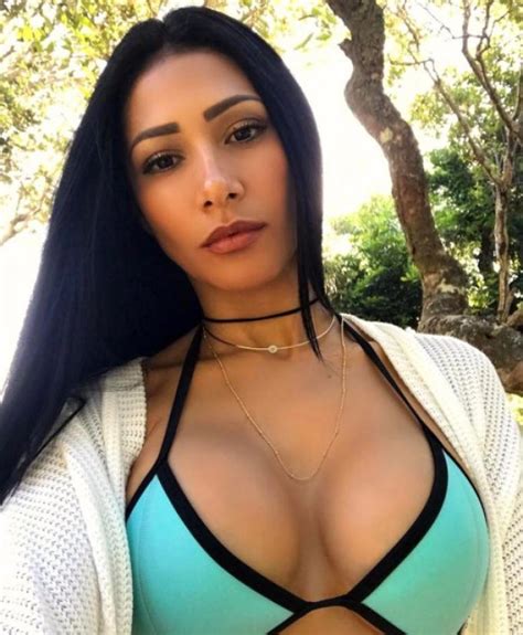 Simaria Mostra Seios Fartos Em Foto De Biquíni