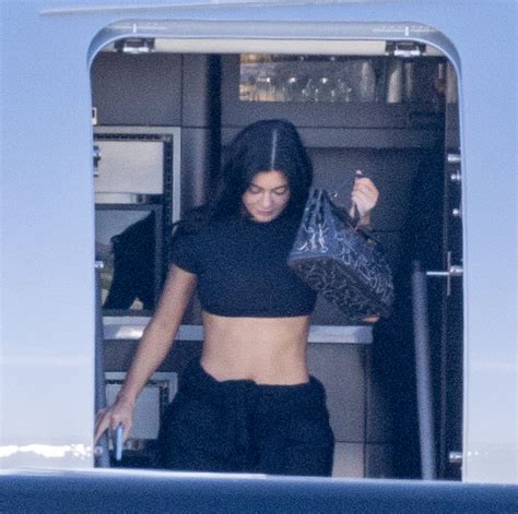 Kylie Jenner Shows Off Her Toned Abs In Unedited Photos As She S Spotted With Kardashian Family