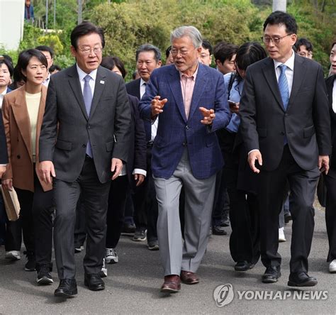 문 전 대통령 사저 이동하는 민주당 지도부 연합뉴스