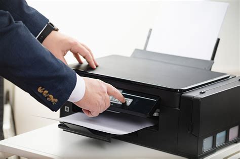 사무실에서 프린터를 사용하는 사업가 사무실의 프린터 패널 스캐너 또는 레이저 복사 기재에서 손 누르기 버튼을 닫습니다 남자 사업가에 대한 스톡 사진 및 기타 이미지 Istock