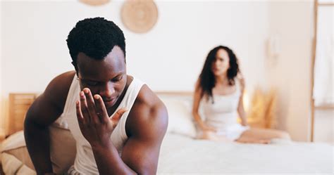 좌절한 커플 말다툼 가정에서의 싸움 분쟁 또는 갈등으로 인한 의견 불일치로 침대 침실에서 바람피우기 이혼 또는 이별에 대한 유독한 관계로 화가 난 남자 여자 또는 다툼 20