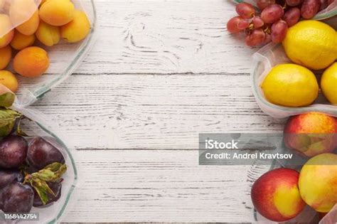 흰색 나무 배경에서 재사용 에코 가방에 과일 비닐 봉지 대신 재활용 봉투 플라스틱 무료 가방에 대한 스톡 사진 및 기타 이미지 Istock