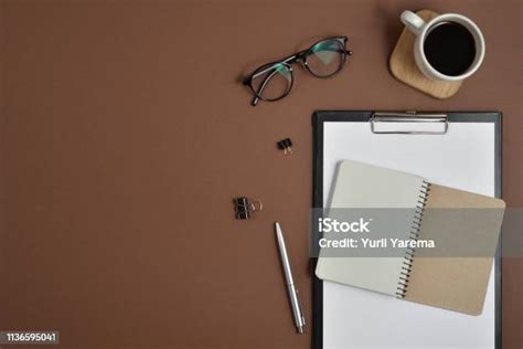 빈 클립 보드 사무 용품 펜 커피 컵 메모장 및 갈색 배경에 안경 작업 공간을 모의 플랫 레이 평면도 복사 공간 0명에 대한 스톡 사진 및 기타 이미지 Istock