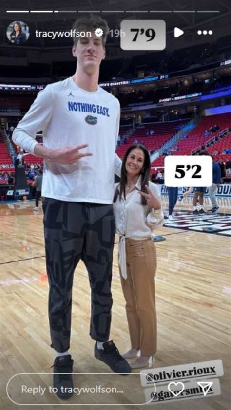 Cbs Tracy Wolfson Looks Tiny Next To 7 Foot 9 Florida Freshman Olivier Rioux In Viral March