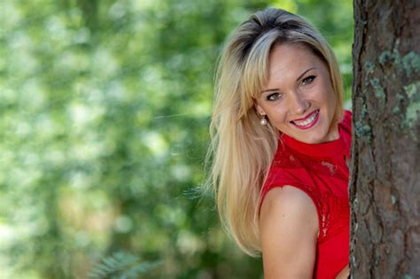 숲 배경에 아름 다운 금발 여자 초상화입니다 공간을 복사합니다 가냘픈에 대한 스톡 사진 및 기타 이미지 가냘픈 귀여운 금발 머리 Istock