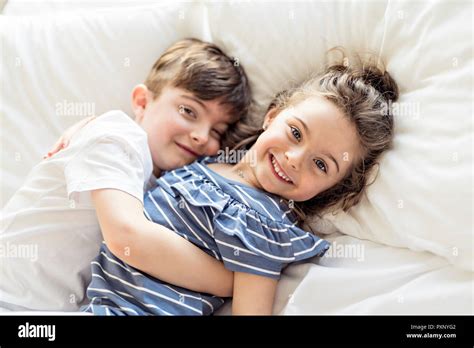 Bruder Und Schwester Zusammen Spa Haben Auf Dem Bett Stockfotografie
