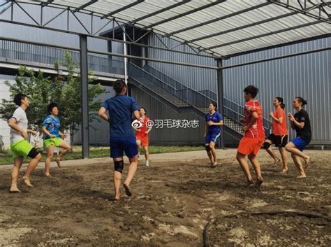 國羽成都集訓迎戰世錦賽，沙坑練習很辛苦，但練出了小豬佩奇跳泥坑的歡樂感覺 每日頭條