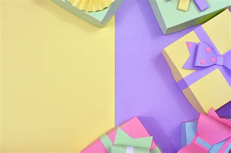 노란색과 보라색 배경에 누워 오른쪽에 복사 공간을 프레임 파스텔 컬러 종이 공예 선물 상자와 플랫 레이 배경 다중 색상에 대한 스톡 사진 및 기타 이미지 Istock