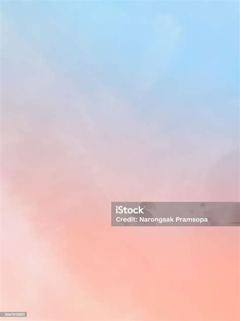 부드러운 빛바랜 구름의 미묘함 황혼의 하늘을 배경으로 파스텔 그라데이션 노란색 분홍색 주황색 빨간색 보라색 및 파란색의 아름다운 조합 구름에 대한 스톡 사진 및 기타 이미지