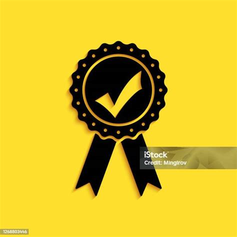 리본으로 블랙 승인 또는 인증 된 메달과 노란색 배경에 격리 된 마크 아이콘을 확인하십시오 긴 그림자 스타일 벡터 1위에 대한 스톡 벡터 아트 및 기타 이미지 Istock