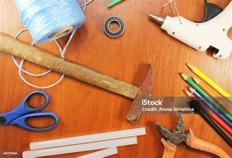목공 워크숍입니다 잃게 업 Diy를 만들거나 나무 작업 도구 위에 풀 총 실리콘 봉 펜 치 나일론 실가 위 나무의 배경에 색깔된 연필 0명에 대한 스톡 사진 및 기타 이미지