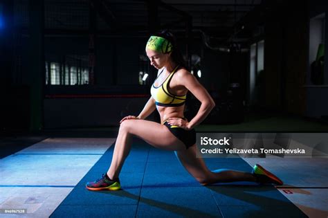 아름 다운 강한 슬림 하 고 연습 하는 체육관에서 좋은 신체 모양에 옷을 입고 짧은 반바지와 탱크 탑 녹색 머리 붕대에 T 셔츠에 대한 스톡 사진 및 기타 이미지 Istock