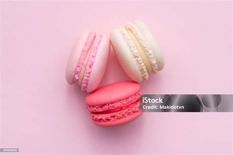 맛 있는 핑크 케이크 마카롱 또는 위에서 분홍색 배경에 마 카 롱 0명에 대한 스톡 사진 및 기타 이미지 0명 노랑 녹색 Istock