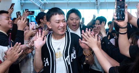 王識賢罕動怒！抄傢伙開扁「他趴地遭拖行 」衝突畫面流出｜東森娛樂