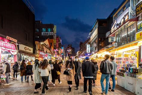 [옥외광고 집중분석] Mz 여성을 잡아라 낮에는 종로 밤에는 홍대