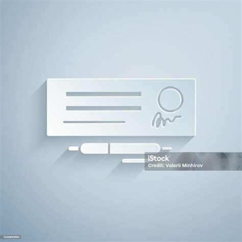 회색 배경에 격리 된 은행 수표 및 펜 아이콘의 빈 템플릿을 잘라냅니다 채울 빈 필드가있는 수표 페이지 종이 아트 스타일입니다 벡터 일러스트레이션 0명에 대한 스톡 벡터