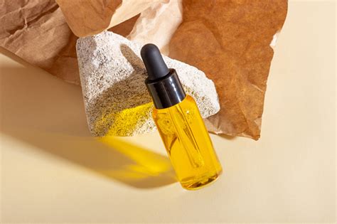 콘크리트와 종이 피규어의 배경에 파이펫이 있는 유리 병에 담긴 얼굴과 바디 스킨 케어 제품 천연 성분을 가진 여성을 위한 화장품 복사 공간 레이아웃 0명에 대한 스톡 사진