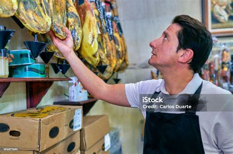 동네 정육점의 스페인 정육점 주인이 고객을 위해 Jabugo Pata Negra 햄을 선택합니다 검사 보기에 대한 스톡 사진 및 기타 이미지 Istock