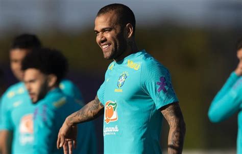 Daniel Alves Publica Foto Pela Primeira Vez Após Deixar A Prisão Veja