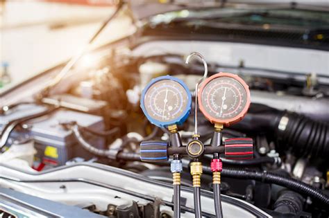 자동차 에어컨 검사 서비스 누출 감지 충전 냉매 전문 기술자에 의해 자동차의 장치 및 미터 액체 냉각 수리에 대한 스톡 사진 및 기타 이미지 Istock