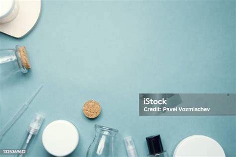 천연 화장품 스킨 케어 제품 크림 로션 녹색 잎이있는 파란색 배경에 비누 친환경 화장품이 어우러진 플랫리 레이아웃 0명에 대한 스톡 사진 및 기타 이미지 Istock