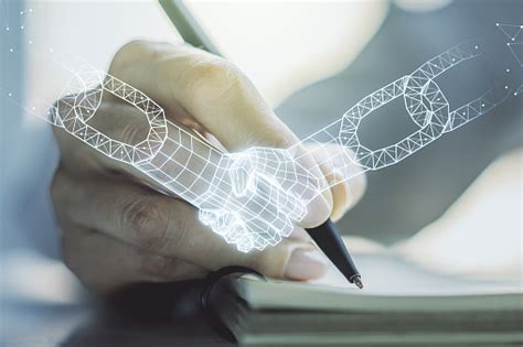 핸드 셰이크와 배경에 노트북에 여성 손으로 쓰기와 블록 체인 기술의 창조적 인 개념 디지털 송금 및 분권화 개념 다중 노출 가상화폐공개에 대한 스톡 사진 및 기타 이미지