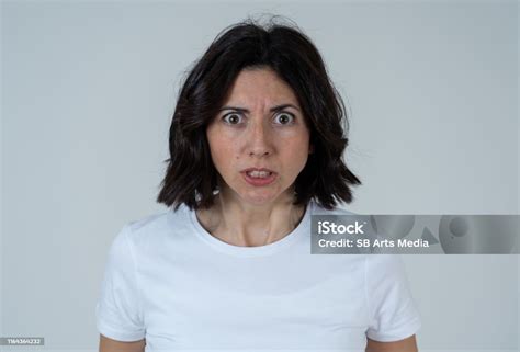 화가 스트레스 얼굴젊은 좌절 백인 여성의 클로즈업 미친 듯이 외치고 손짓을 하고 카메라를 가리킵니다 공간을 복사합니다 얼굴 표정