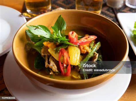 그릇에 야채와 쇠고기 수프입니다 전통적인 크메르 수프입니다 캄보디아 기본 요리입니다 쇠고기와 야채 수프 건강한 식생활에 대한 스톡 사진 및 기타 이미지 Istock