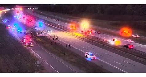 Кола се блъсна в самолет кацнал аварийно на магистрала