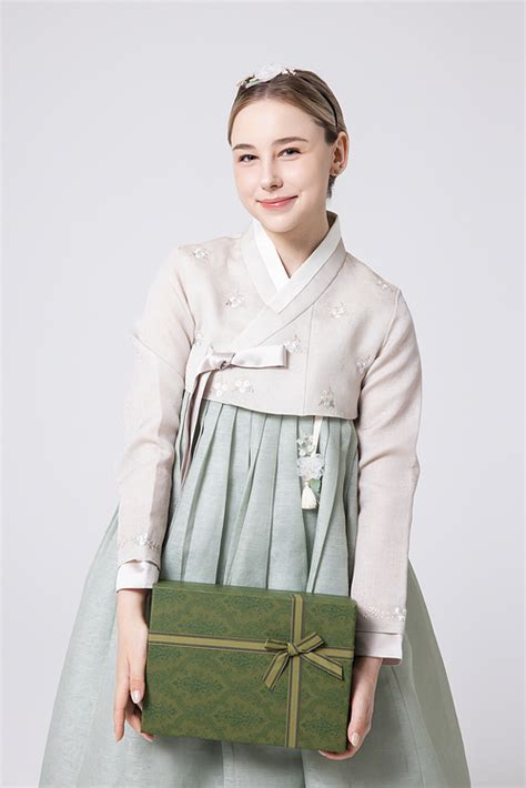 한국 전통 한복을 입은 외국인 여성이 명절 선물을 들고있는 모습 유토이미지 상세페이지 베이직샵 사진 22777798