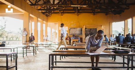 테이블로 가득 찬 방 주위에 서 있는 한 무리의 사람들 사진 Unsplash의 무료 우간다 이미지