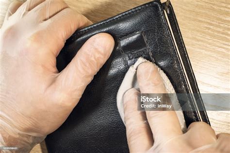 일회용 장갑을 낀 남성의 손은 검은 색 노트북에서 지문을 지웁니다 장갑을 낀 손은 천으로 검은 일기를 닦아냅니다 0명에 대한 스톡 사진 및 기타 이미지 Istock