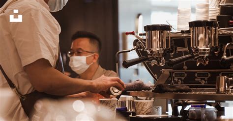 흰 셔츠를 입은 남자가 흰 셔츠를 입은 여자에게 물을 붓는다 사진 Unsplash의 무료 커핑 룸 커피 로스터 이미지