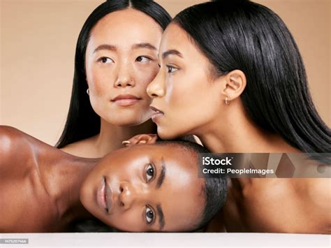 인물 스킨케어 또는 다양성 자연의 아름다움 또는 자연스러운 빛을 가진 여성은 스튜디오 배경에 고립된 동안 휴식을 취합니다 피부과 화장품 또는 얼굴 제품을 가진 아름다운 소녀