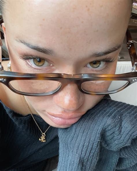 Isabelle Clarke Model Image