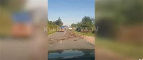 Makina Për Korrjen E Misrit Mbush Me Baltë Rrugën Banjë Istog Video