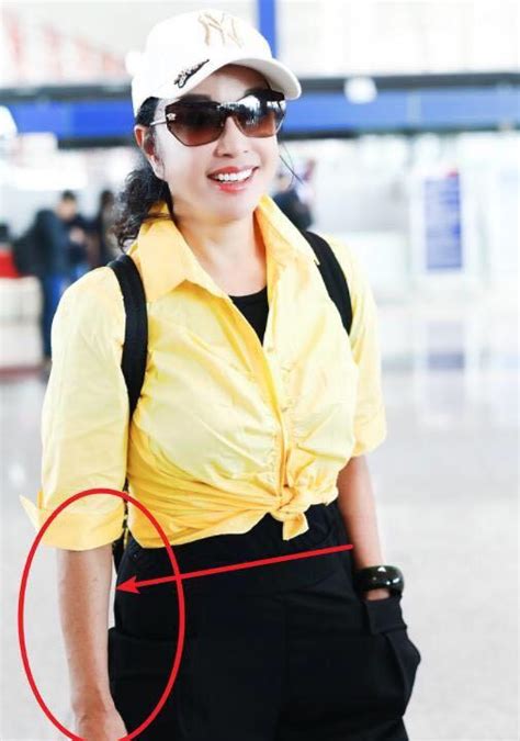 63岁刘晓庆现身机场打扮似少女，手臂老年斑暴露老态