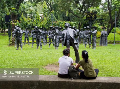 Philippines Manila Women At Site Of Rizal S Execution In Rizal Park