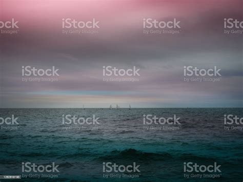 해질녘 폭풍우가 몰아치는 바다를 통해 많은 돛보트가 있는 바다 풍경 케이프 코드의 포도원 사운드 위에 극적인 구름 풍경 0명에 대한 스톡 사진 및 기타 이미지 Istock