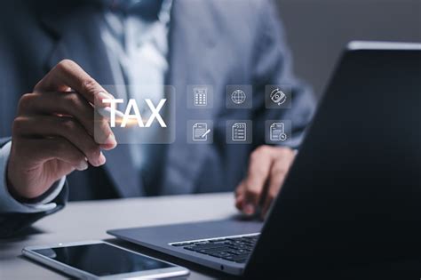 금융 연구 노트북을 사용하는 사업가가 정부에 세금을 납부하기 위해 소득을 계산합니다 세금 납부를 위한 온라인 세금 신고서 작성 계산 세금 환급 세금 및 Vat 개념에 대한