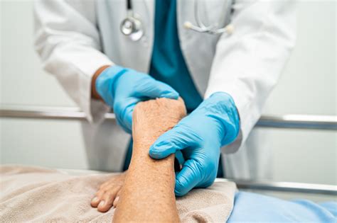 청진기를 사용하여 병원의 침대에 누워 환자를 확인하는 의사 건강하고 강한 의료 개념 2명에 대한 스톡 사진 및 기타 이미지 2명 개념 개념과 주제 Istock