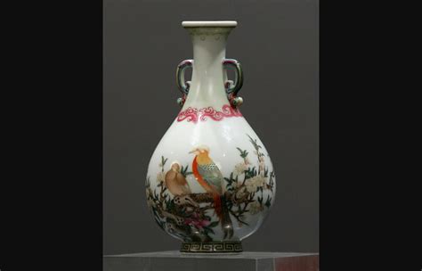拍卖行情：清乾隆“古月轩”珐琅彩御制题诗花石锦鸡图双耳瓶，12亿 临渊阁 天地一家春