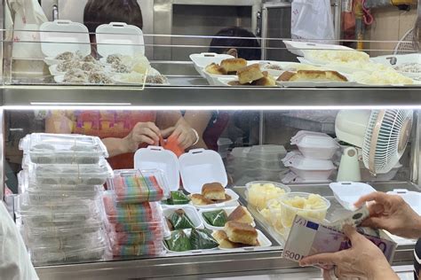 Maxwell Food Centre内のストール、heng Heng Ondeh Ondeh And Tapioca Cakes｜wak