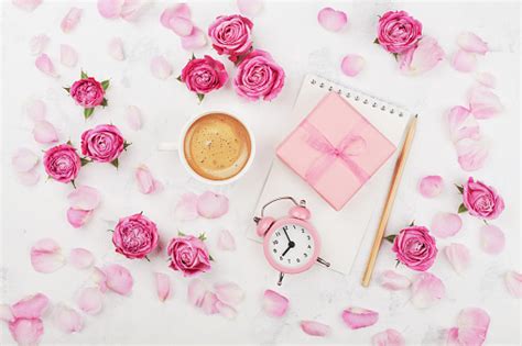 모닝 커피 컵 선물 상자 알람 시계와 흰색 테이블에 분홍색 장미 꽃 플랫이 하다 어머니 또는 여자에 대 한 인사말 카드입니다 3월에 대한 스톡 사진 및 기타 이미지 Istock