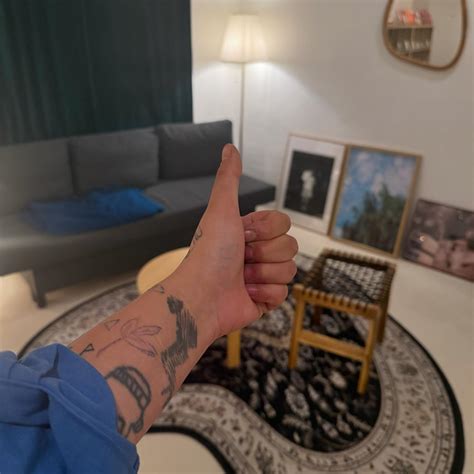 큰새 독립서점 내일15일이면 독립서점 큰새가 오픈한 지 한 달이 됩니다 방문해 주신 분들이 주고 가신 좋은 영향력을 받아서 차곡차곡 쌓아 올리는 중이랍니다 그냥 내