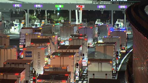 深夜0時待ち高速道路の料金所前でトラックが次々と停車の異様な光景 30 割引めぐり交通ルールと労働時間の両立に苦悩するドライバー