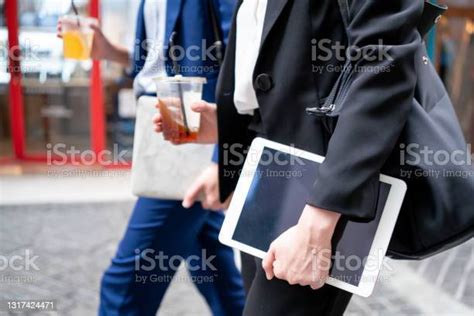 아시아 의 두 사업가 여성이 커피 컵을 들고 카페 스마일 바깥을 걸어 서 회의 중에 재미를 거리에 대한 스톡 사진 및 기타 이미지 Istock