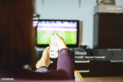 거실에서 소파에서 휴식을 취하고 Tv로 스포츠를 보는 여성의 뒷모습 Championship에 대한 스톡 사진 및 기타 이미지 Championship