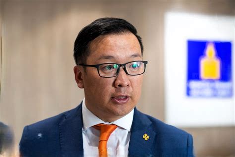 Vip76 Mn Б Бат Эрдэнэ Татвар төлөгчдийн мөнгөөр төрийн дарга нар жаалаад байж болохгүй